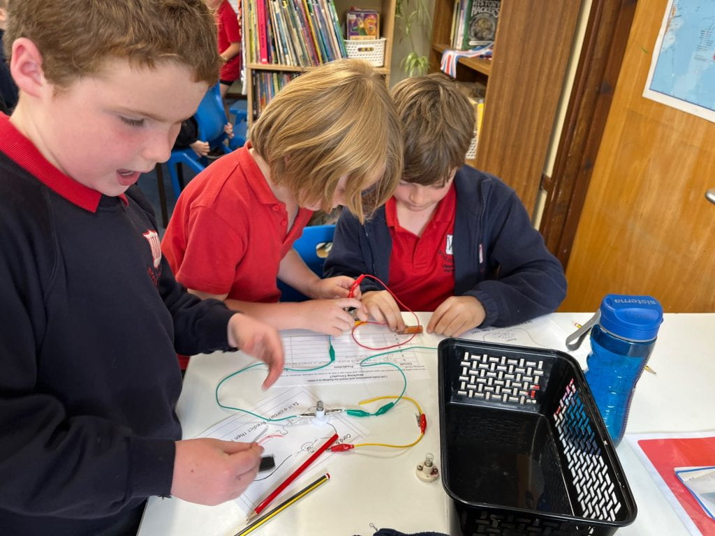 Stroxworthy Class – Electricity – building simple circuits – Village ...
